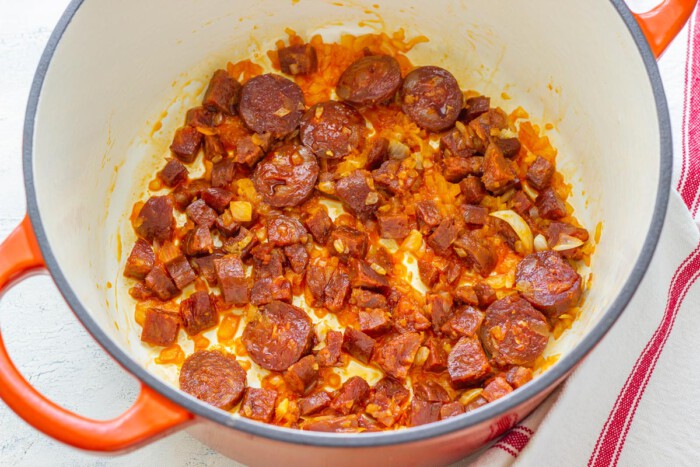 Arroz con chorizo, receta fácil en 40 minutos - PequeRecetas