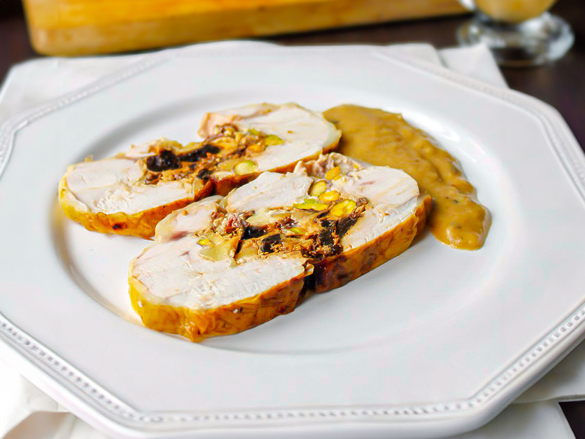 Cómo hacer pollo relleno con salsa de manzana y cebolla