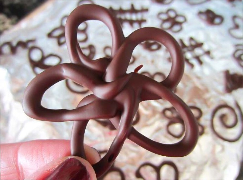Cómo hacer decoraciones de chocolate para tartas o cupcakes - PequeRecetas