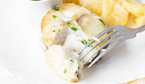 Merluza a la plancha, ¡con el truco para que no se rompa! - PequeRecetas