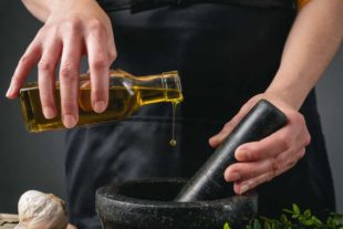 Cómo hacer alioli casero (receta para hacer la mejor salsa alioli ...