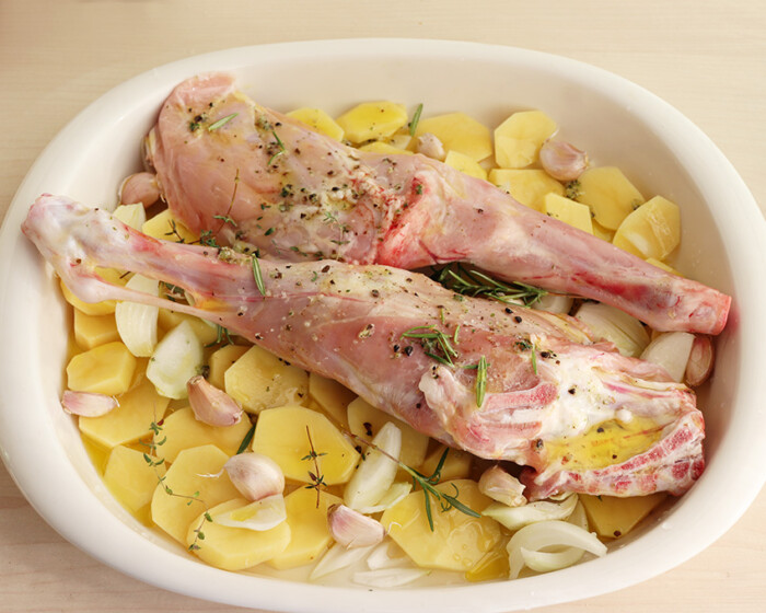 Cabrito al horno con patatas y cebolla (receta tradicional) - PequeRecetas