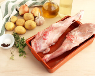 Cabrito al horno con patatas y cebolla (receta tradicional) - PequeRecetas