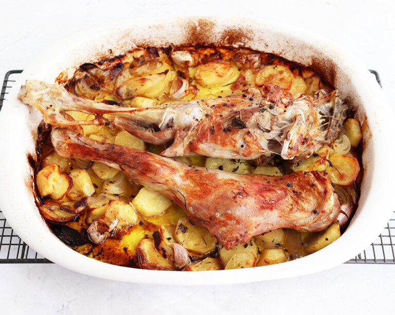 Cabrito al horno con patatas y cebolla (receta tradicional) - PequeRecetas