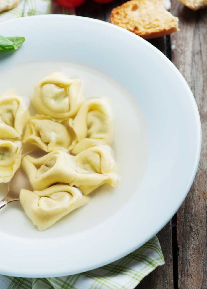 Tortellini in brodo (receta tradicional de tortellini en caldo ...