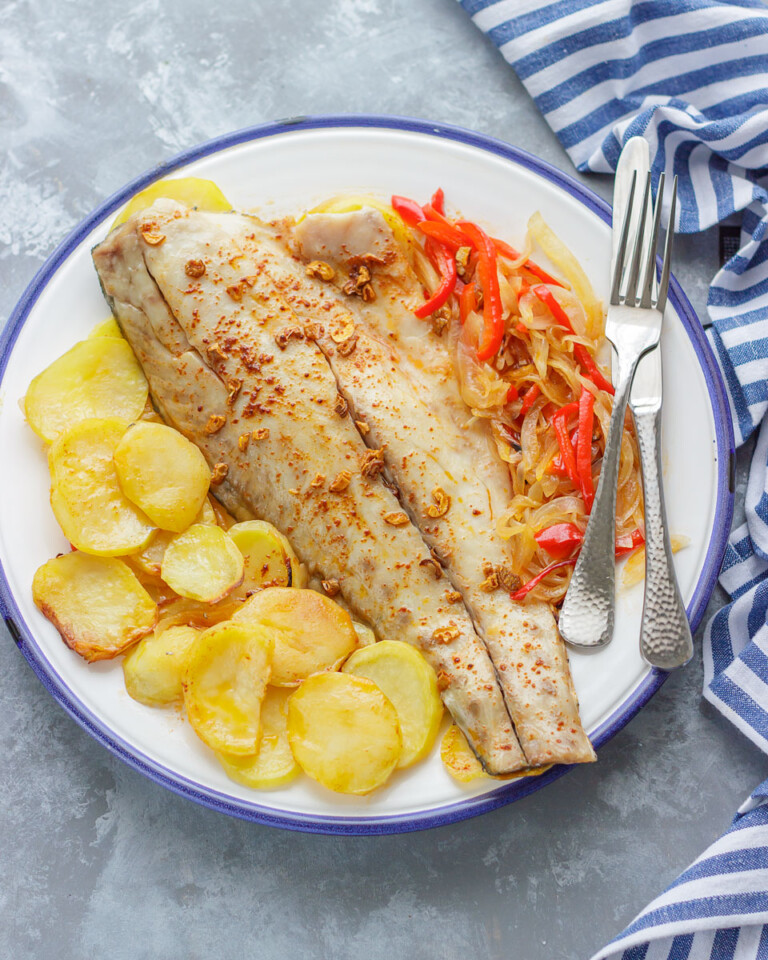 Corvina al horno a la bilbaína con patatas - PequeRecetas