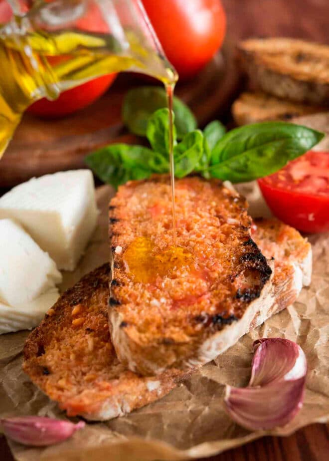 Pan tumaca o pa amb tomàquet (cómo hacer pan con tomate catalán ...