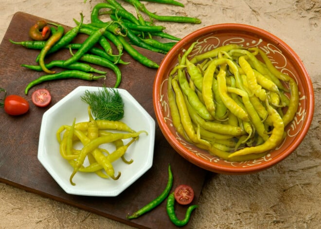 Cómo hacer piparras en vinagre caseras - PequeRecetas