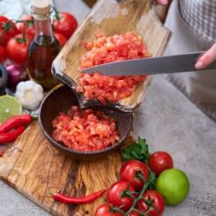 Escaldar tomates para pelarlos de forma fácil - PequeRecetas