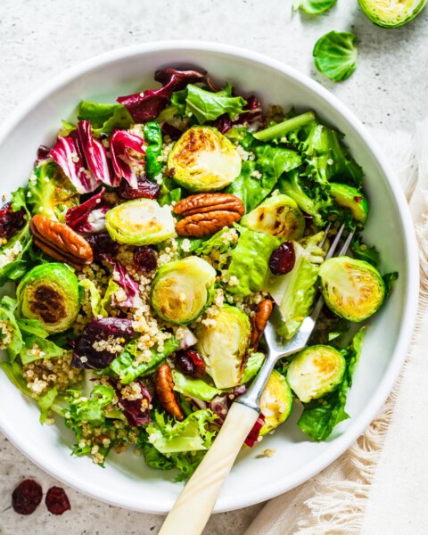 Ensalada templada de coles de Bruselas con quinoa, nueces y arándanos ...
