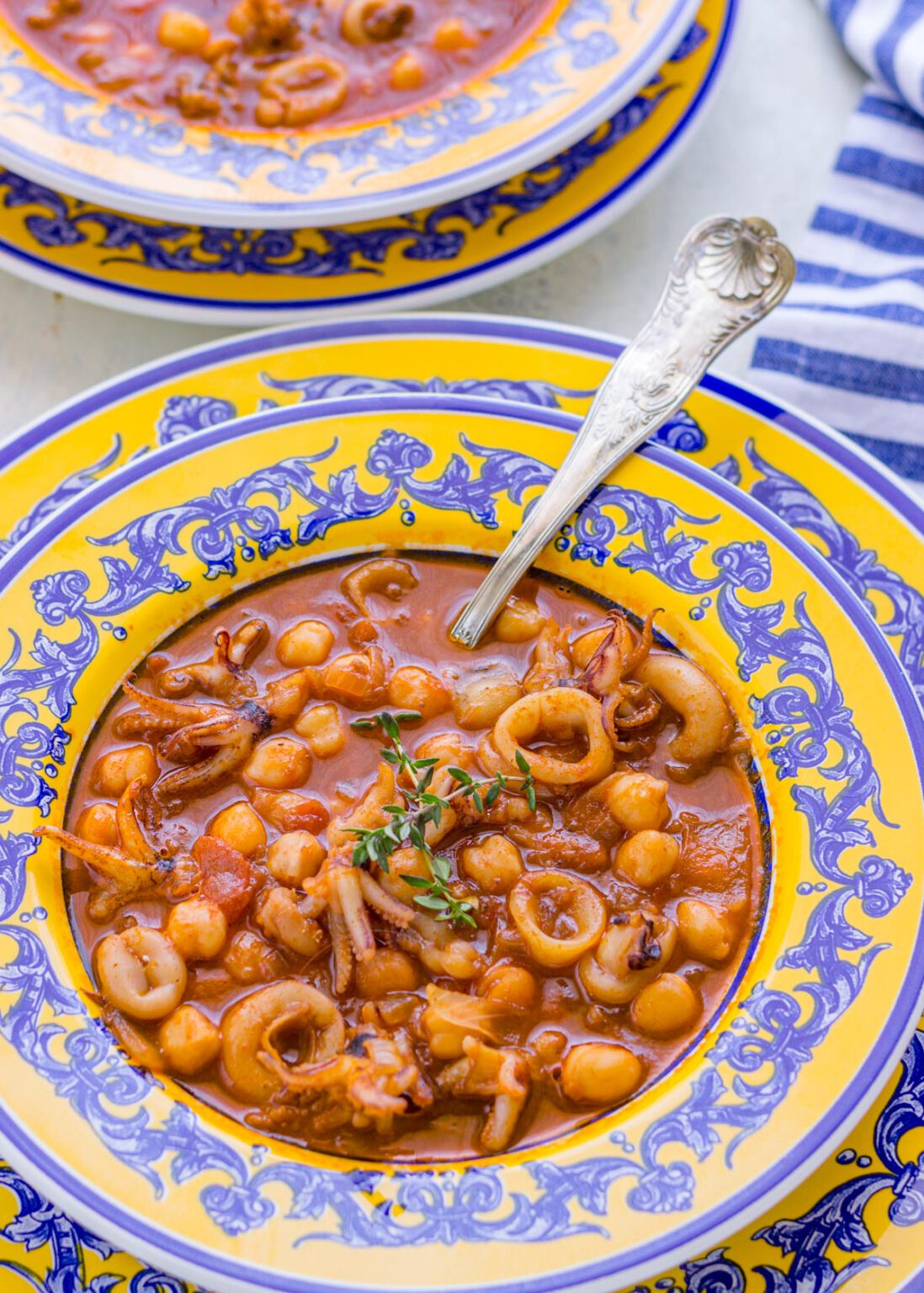 Garbanzos con calamares (guiso tradicional mediterráneo) - PequeRecetas