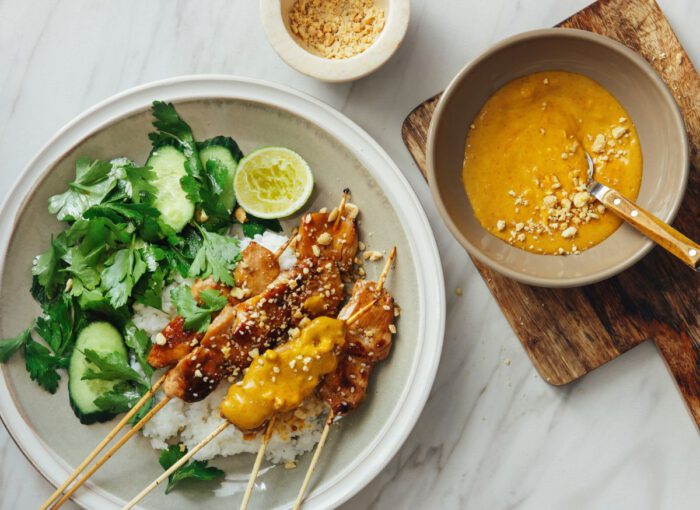 Pollo Satay con salsa de cacahuetes (receta tradicional de Indonesia ...