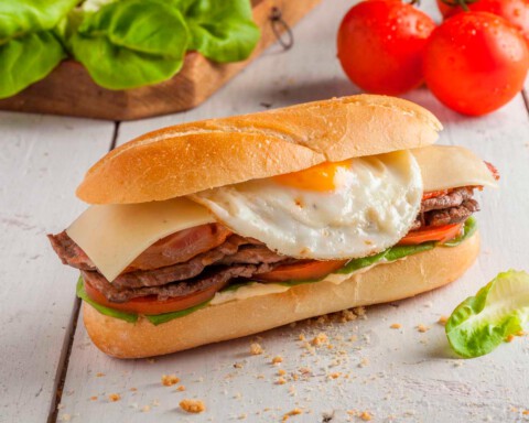 Chivito Uruguayo o Xivito Valenciano (el bocadillo más popular ...