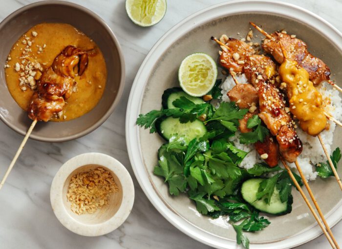 Pollo Satay con salsa de cacahuetes (receta tradicional de Indonesia ...