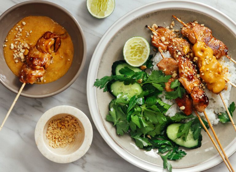 Pollo Satay con salsa de cacahuetes (receta tradicional de Indonesia ...