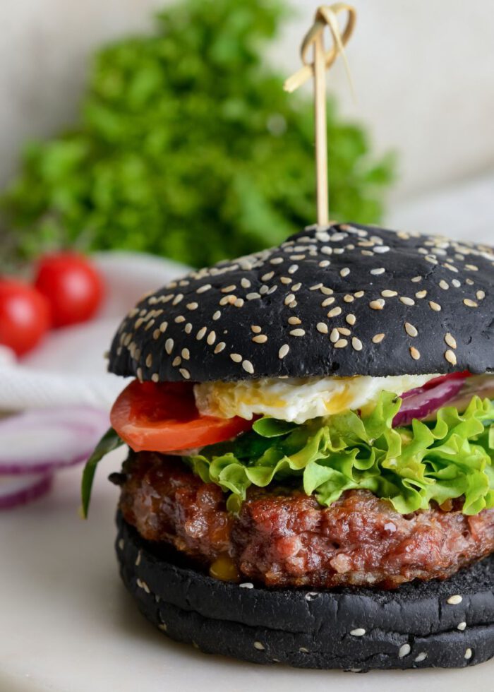 Hamburguesas con pan negro casero - PequeRecetas