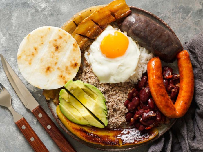 Bandeja Paisa, receta tradicional colombiana - PequeRecetas