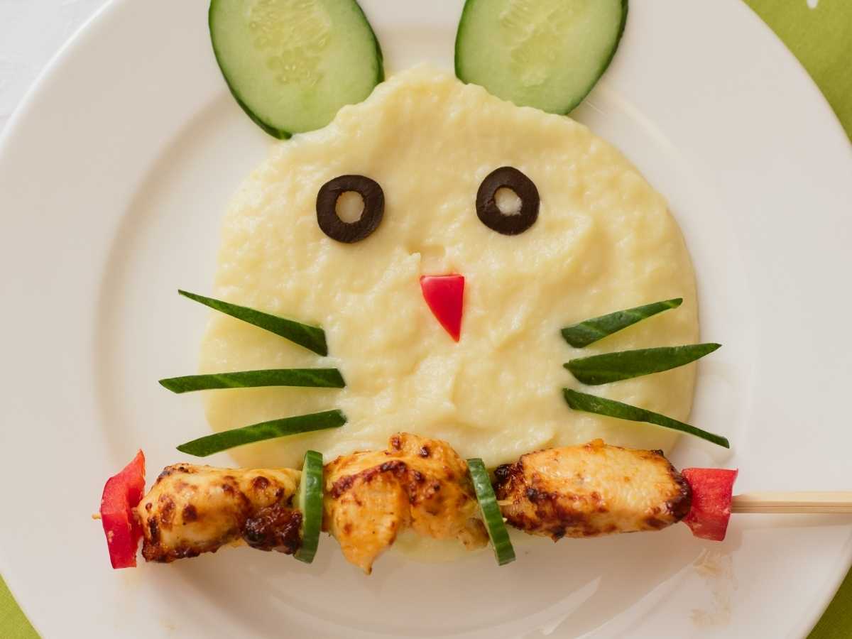 Brocheta de pollo con verduras y puré de patata para niños - PequeRecetas