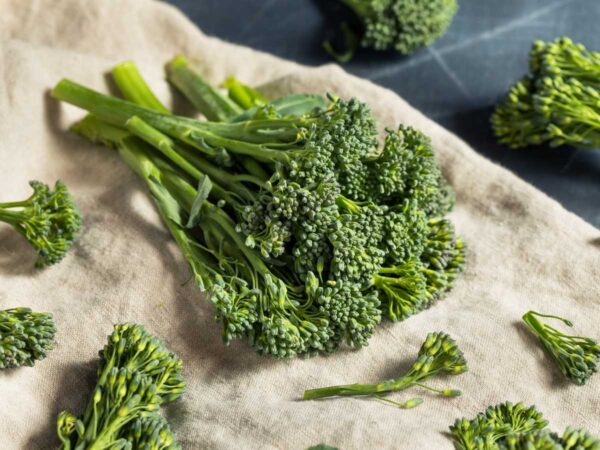 Broccolini o Bimi salteado con espinacas y piñones - PequeRecetas
