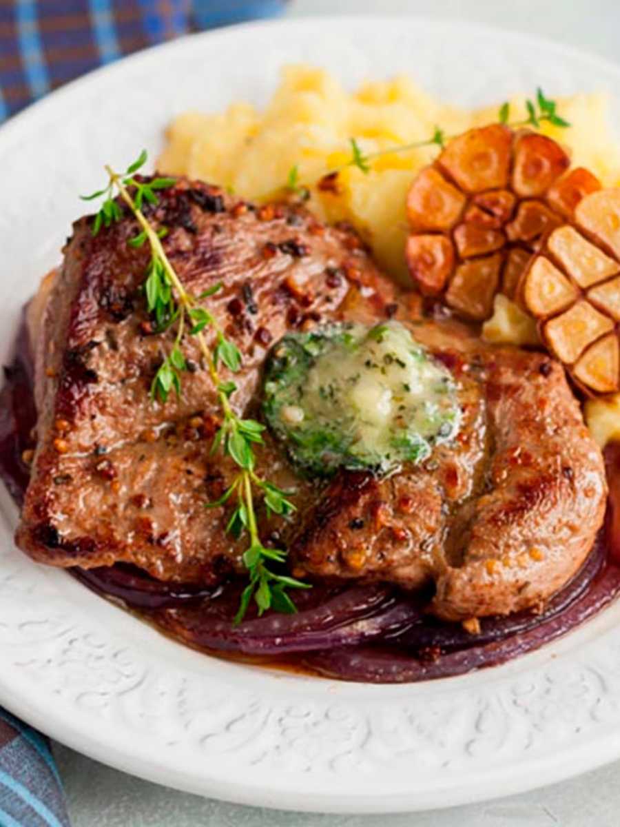 Filetes de cerdo en salsa con mantequilla de hierbas - PequeRecetas