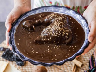 Mole Poblano (receta mexicana tradicional) - PequeRecetas