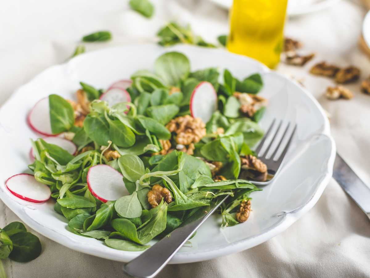 Ensalada de canónigos, 7 recetas para comer o cenar - PequeRecetas