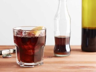 Calimocho o kalimotxo, el cóctel vasco de vino y Coca Cola - PequeRecetas