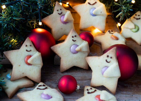 Galletas navideñas de mantequilla en forma de estrella
